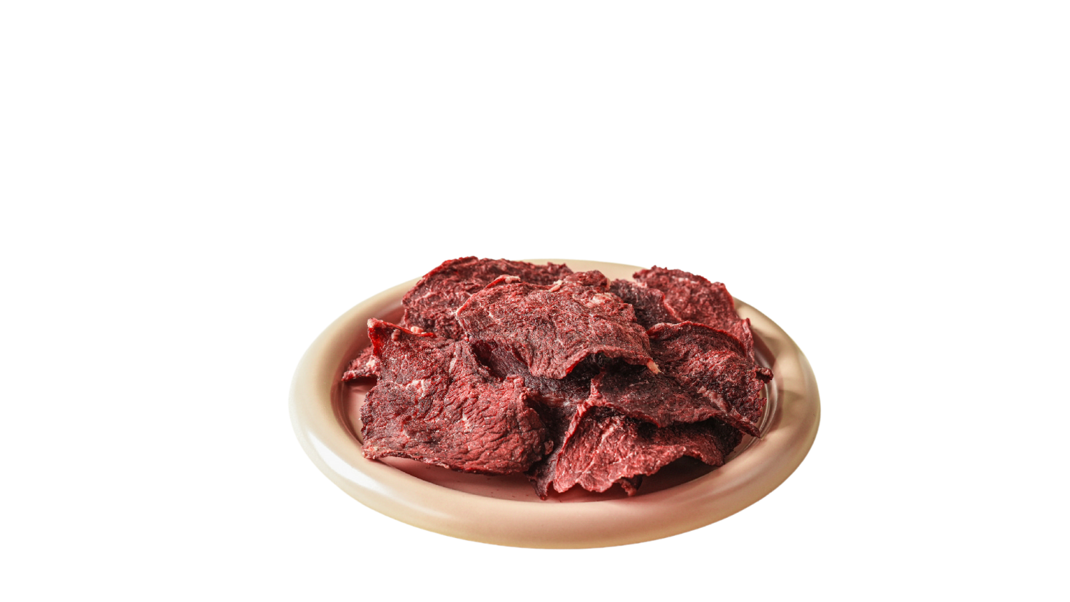 소고기칩을 먹고 있는 한국 남녀 편안한 분위기에서 웃으며 대화하는 모습 배경은 아늑한 카페나 집안 자연광이 비추는 따뜻한 느낌의 장면 남자는 캐주얼한 옷을 입고 있고