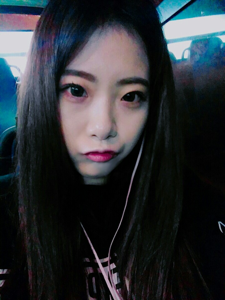 3살 한국인 여자아이 밝은 웃음을 지으며 놀고 있는 모습 화사한 색상의 원피스를 입고 공원에서 꽃과 나무 사이에서 뛰어노는 장면 따뜻한 햇살이 비추는 배경